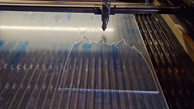 Лазерная резка оргстекла 10мм. Качественная резка материалов на лазерном оборудовании.