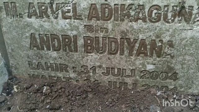 Семейное кладбище в переулке - это нормально в Индонезии