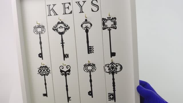 Открытая ключница ML-5679 из МДФ белого цвета, на 8 крючков.