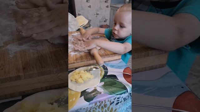 Трёхлетка пироги катает