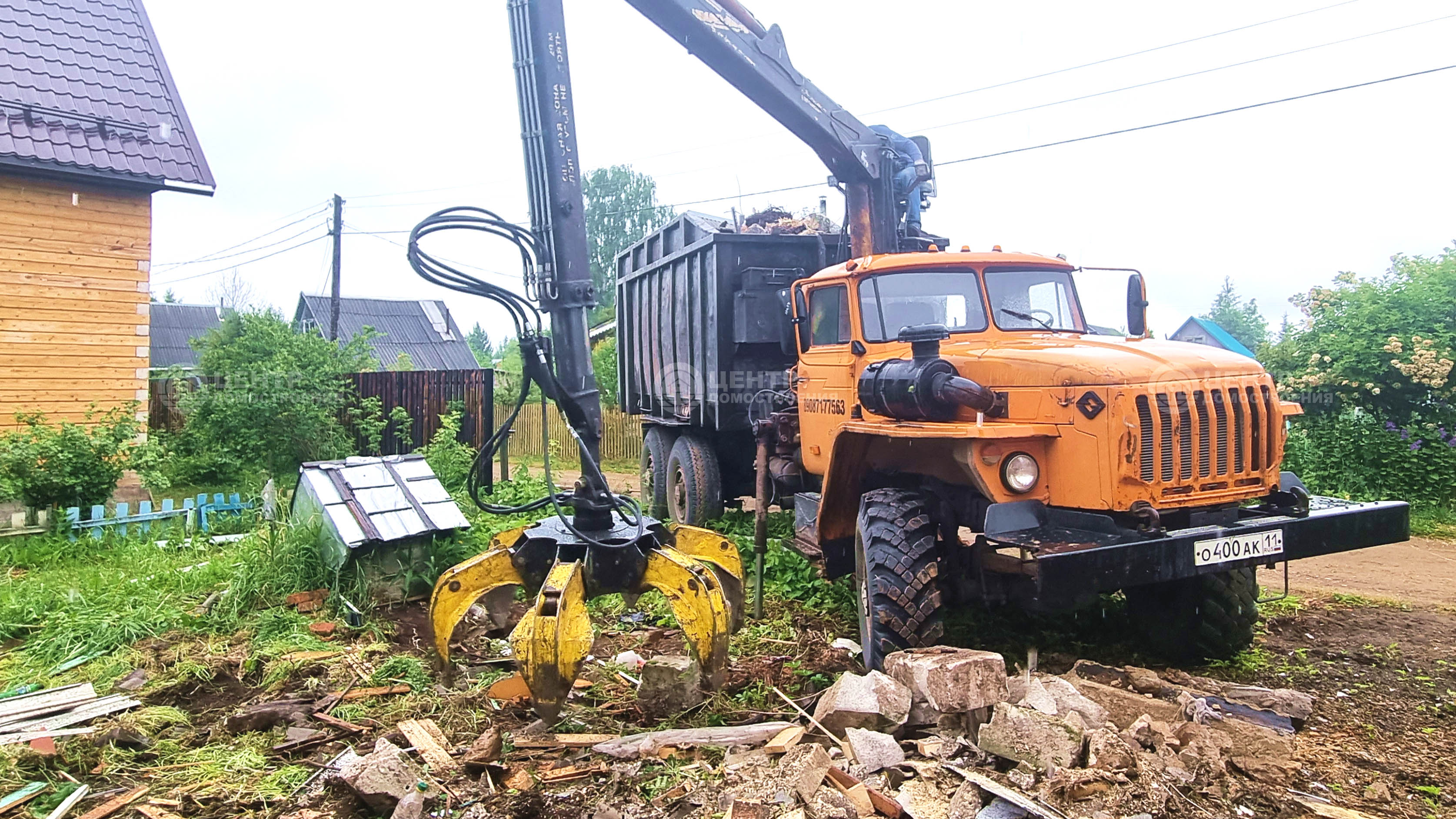 Уборка строительного мусора после демонтажа старого дома. Строительная компания Центр Домостроения