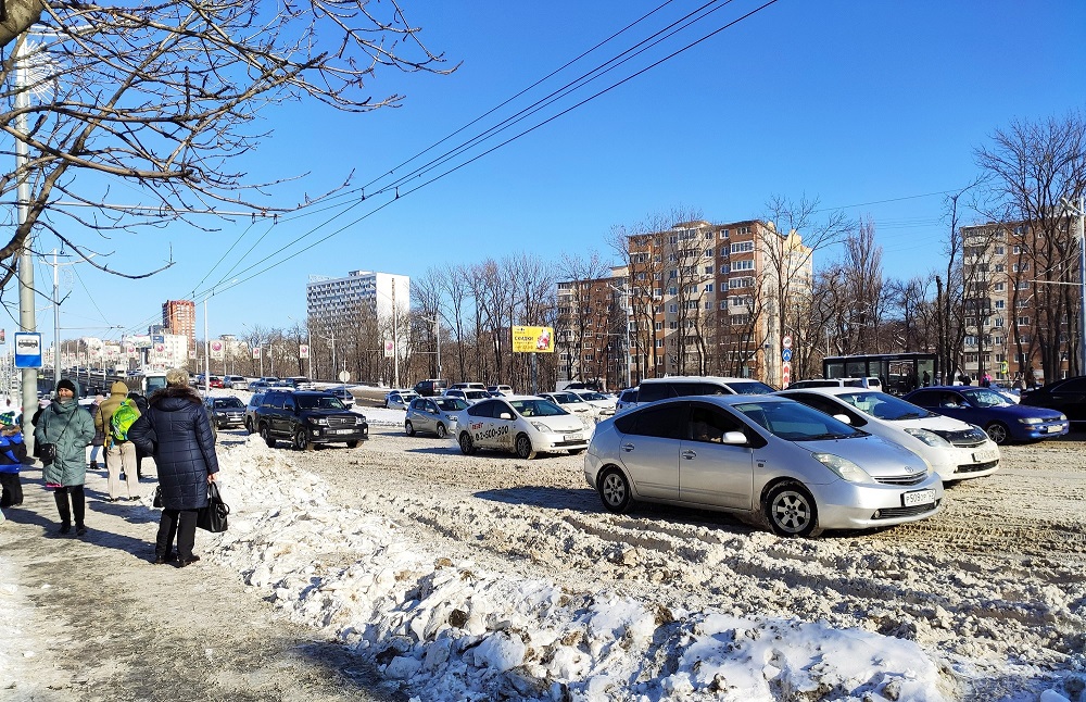 На дорогах города , после снегопада. Владивосток