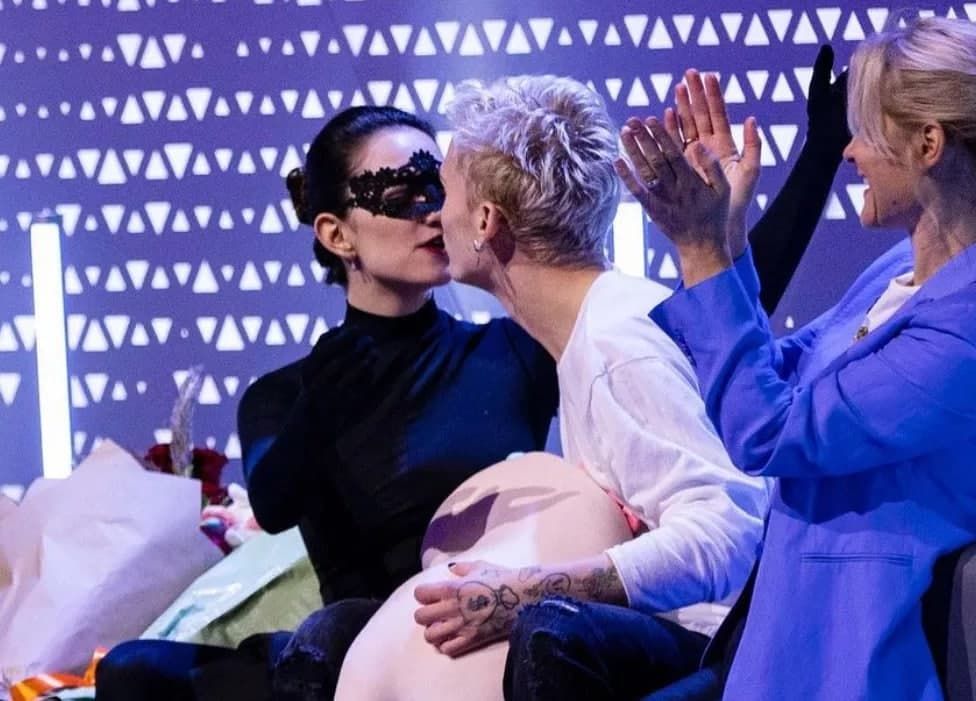 Медведева целует Милохина