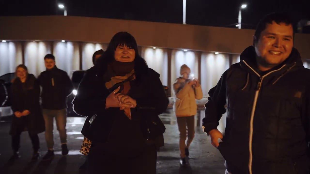 предложение руки с огненной надписью "Выходи за меня" и мишками Тедди