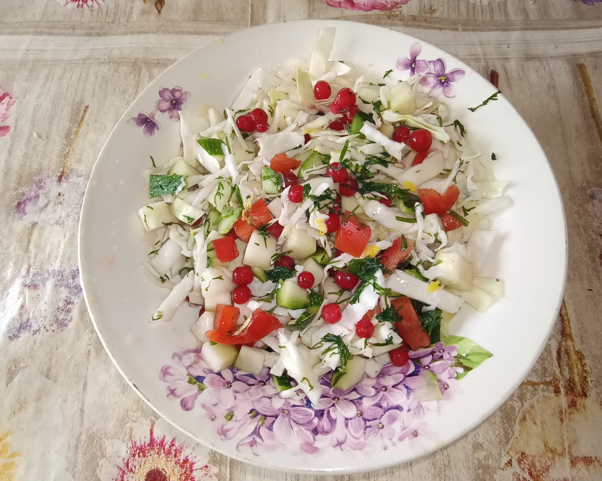 Салат из кабачков капустой и смородиной.