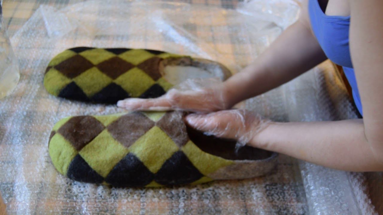 Как я валяю тапочки. Небольшой обзор момента после прорезания отверстий и обработка краев