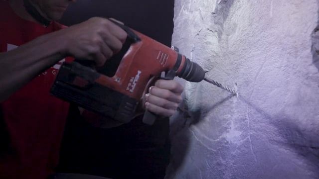 Установка клеевого болта Fixe 316L Glue in bolt на скале.