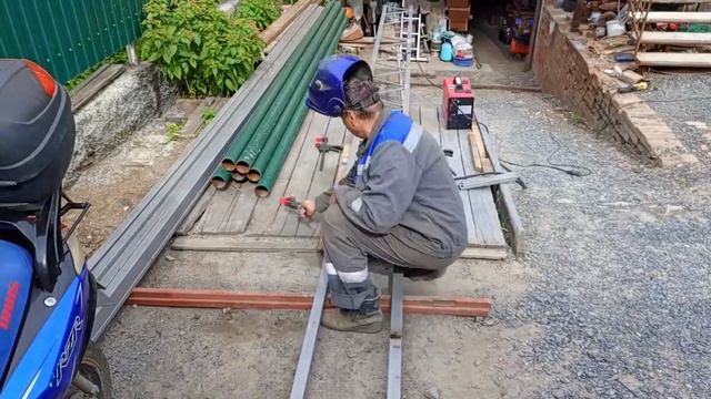 Сварка фермы с помощью кондуктора.