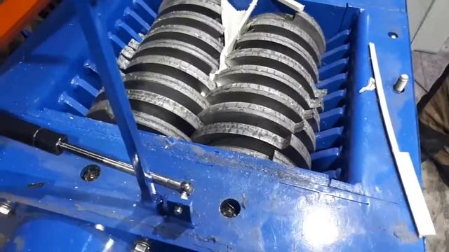 Дробилка измельчитель Шредер ИШМ-220 дробим пластик 10 мм.mp4