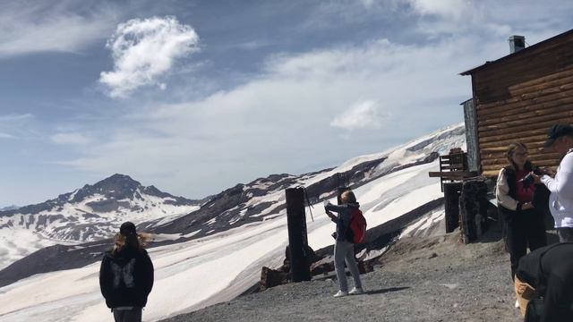 Величественные виды Эльбруса со станции Мир канатной дороги