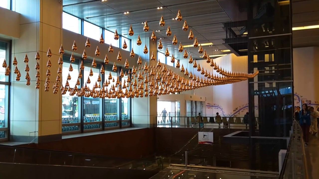 Singapore, airport Changi. Dynamic ART - Kinetic Rain.