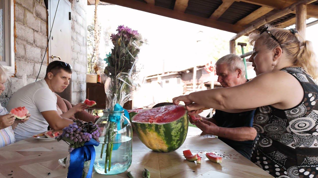 В деревне, кушаем арбуз с родителями.