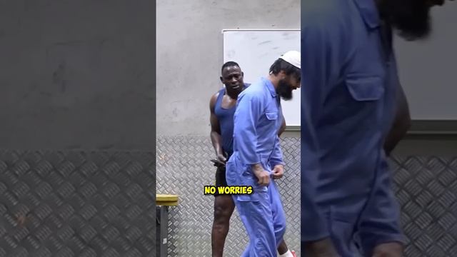 Мужик разыграл накаченного афроамериканца