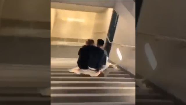 На доске с лестницы